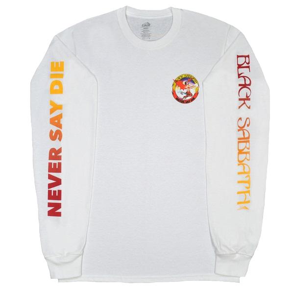 LAKAIロゴと78年作の名曲シングル「Never Say Die」のジャケットアートワークのコラボレーションデザインのロングスリーブTシャツ。左袖にLAKAIのロゴマークとバンドロゴ、右袖はタイトル、背中上部にはLAKAIのロゴがプリント...