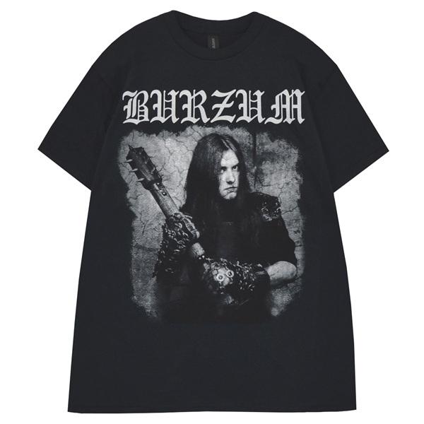 カウント・グリシュナックというステージネームを名乗るヴァルグ・ヴィーケネスのソロプロジェクトとして知られるノルウェー全土に悪名を轟かせたブラックメタルバンド、BURZUM。88年に前身となるバンドKALASHNIKOVを結成し音楽活動を始動...