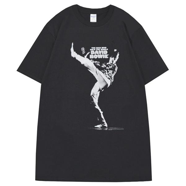 T.REXと共に70年代初頭のイギリスのグラム・ロックムーヴメントの中心的存在で俳優もこなしたグラムロックの雄、デヴィッド・ボウイ。奇抜なメイクや衣装でグラムロックの先駆者として台頭するや時代ごとに変遷する音楽スタイルでカリスマ的な人気を誇...