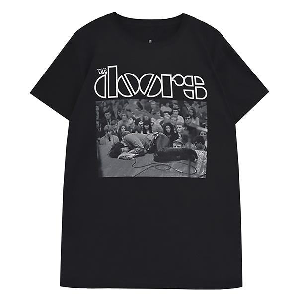 伝説のカリスマボーカリスト、ジム・モリソンが率いた65年結成のアメリカのロックバンド、THE DOORS。文学的な詞と個性的なサウンドで高い人気を誇るも71年にジム・モリソンが27歳という若さで他界、バンドは残されたメンバーで活動を継続する...