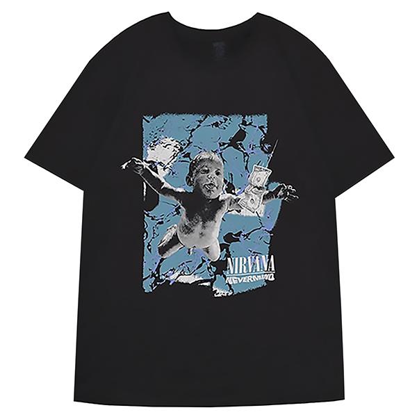 音楽、ファッションカルチャーに多大な影響を与えたカート・コバーン率いる90年代を代表するグランジ、オルタナロックの代名詞的存在、NIRVANA。ドラムのデイヴ・グロールはD.CハードコアのSCREAM、QUEENS OF THE STONE...