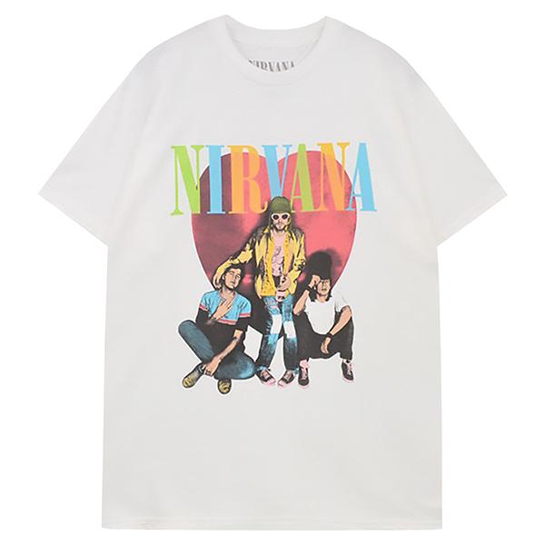 音楽、ファッションカルチャーに多大な影響を与えたカート・コバーン率いる90年代を代表するグランジ、オルタナロックの代名詞的存在、NIRVANA。ドラムのデイヴ・グロールはD.CハードコアのSCREAM、QUEENS OF THE STONE...