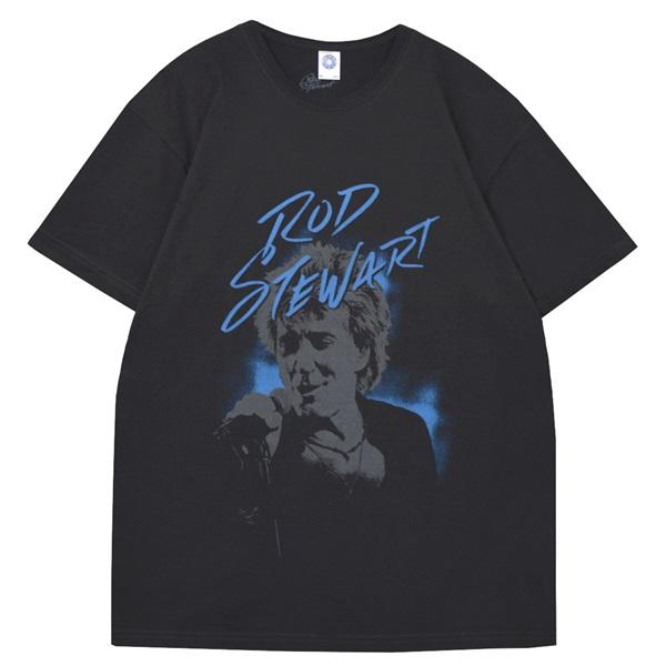 特徴的なハスキーボイスで60年代から現在に至るまで活動を続け世界中のファンを魅了するスーパースター、ロッド・スチュワート。67年にジェフ・ベック率いるTHE JEFF BECK GROUPにリードボーカルとして参加し名声を高めるも69年にバ...