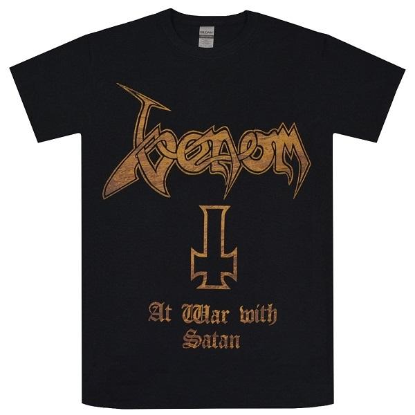 84年作の3rd LPにして名盤「At War With Satan」のジャケットアートワークのTシャツ。背中にはモザイクで表現したインナーアートワークとインナーの文章を組み合わせたデザインがプリントされています。バンド公認のオフィシャルラ...