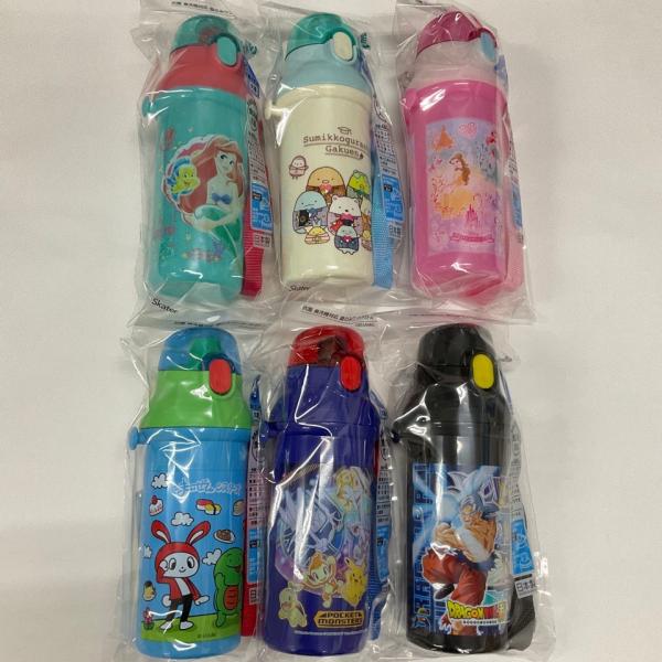 抗菌直飲プラワンタッチボトル 480ml食器洗い乾燥機ＯＫ！ワンタッチダイレクトボトル軽くて持ちやすいプラスチック製。食洗機・乾燥機に対応。プッシュ式で簡単オープン。肩にかけて持ち運べる、ショルダーベルト付き。容量は480ml。名前シール入...