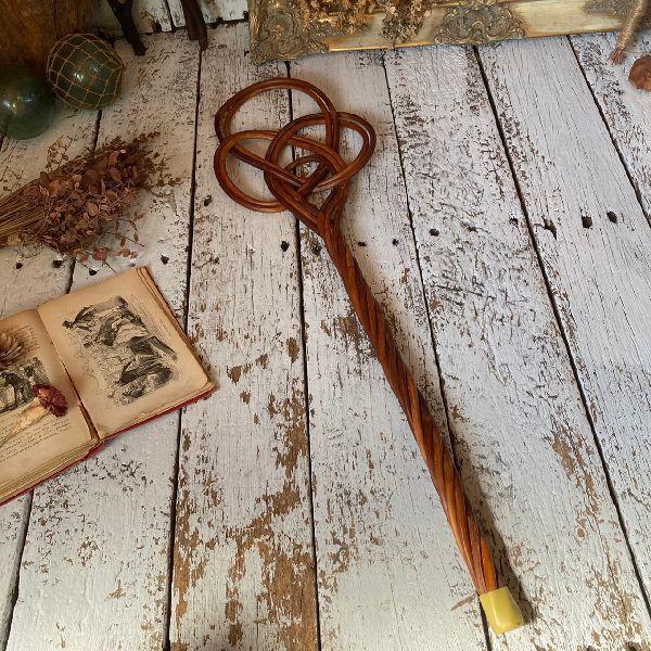 † Vintage Rattan Carpet Beater †古いナチュラルなラタンカーペットビーター。どんな場面でも可愛らしく自然に仕上がり、置いてあるだけでもお店やお部屋のディスプレイの様。やさしくて力強い、天然の素材を楽しんで。※画...