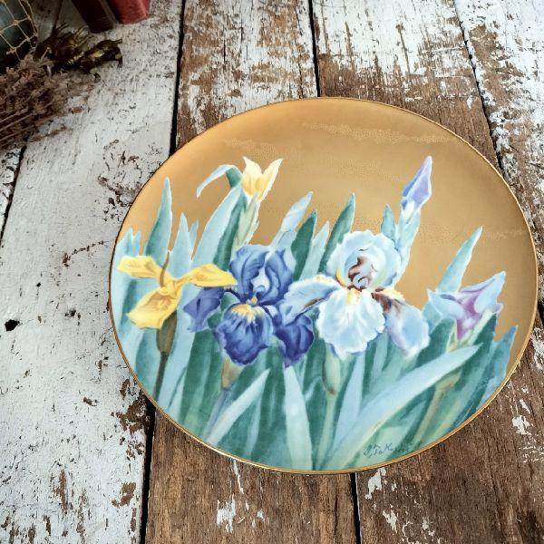 洋画家、井上武画伯の美しく上品な菖蒲が印象的なノリタケ、Studio Collectionのプレート。その名の通りコレクションと呼ぶべき高級食器に使われたバックスタンプ。※画像のインテリア、小物類、服飾品など出品物以外は付属致しません。