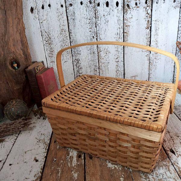 ナチュラルなピクニックバスケット。天然素材ならではのやわらかな表情と、手仕事の温もりが感じられる一品。ピクニックや裁縫箱、収納インテリアとしても活躍します。置いてあるだけで絵になる、インテリアの主役級バスケットです。※画像のインテリア、小物...