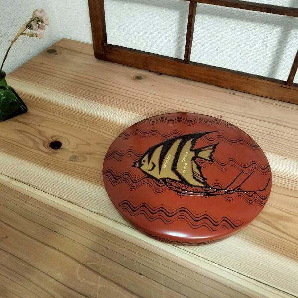 昭和レトロな熱帯魚柄が印象的な、蓋付の菓子器。昭和中期〜高度経済成長期頃の、日本独特の“洋風モダン”な空気感漂うデザインが魅力の一品です。当時のホームパーティー文化やレトロ喫茶、トロピカルブームを思わせる熱帯魚モチーフが非常に印象的で、どこ...
