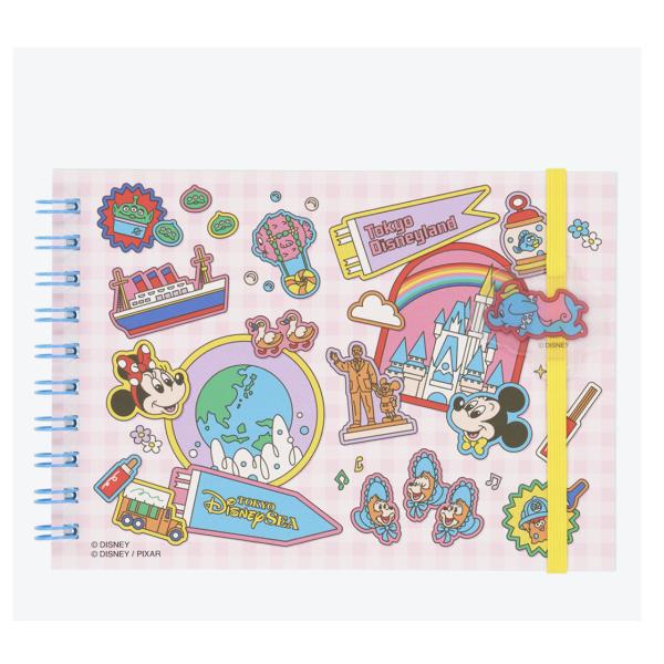 シールやマスキングテープを貼ったりはがしたりできて、空飛ぶダンボのマスコットが付いたゴムストラップも便利なWリングのシール帳シール台紙は24枚（48ページ）で透明ポケットが3枚付いていますお気に入りを収集して、自分だけのシール帳を楽しめます！