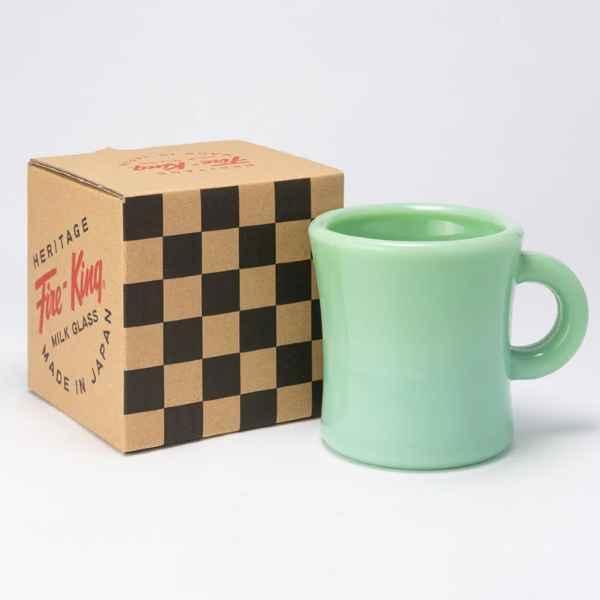 レストランウェアのエキストラヘビーマグの登場です。ハンドメイドによるミルクガラスの調合のために 独特の色の自然なムラ、しわや曇りやライン及び熔解したガラスを金型に流し込む作業の際にコップの内側の底に鋏跡等が発生することがありますが、ミルクガ...