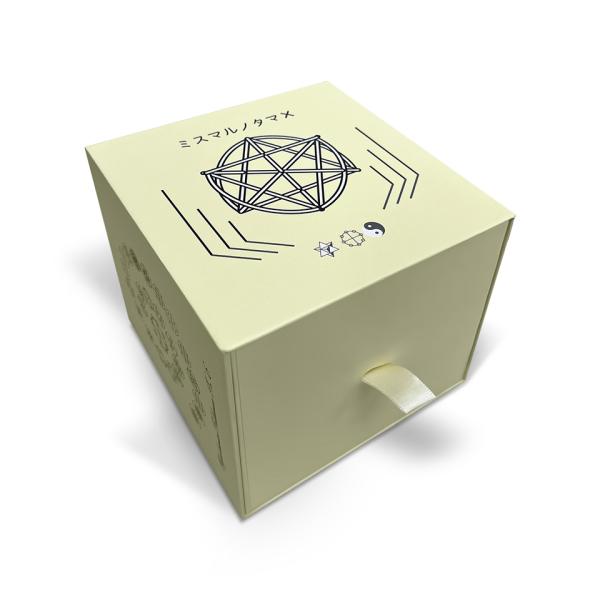 このミスマルノタマは生命エネルギーを強化し、タマシイを光輝かせる形として重要であると考えています。また、この形は洛書（３×３の魔方陣）を立体にしたものとなっています。あなたの魂を光輝かせる奇跡の神器 　ー ミスマルノタマ ー古きよき神話の時...