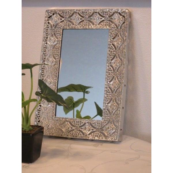 レース調のデザインがお洒落な壁掛けミラーです。シックでスタイリッシュな雰囲気はインテリアのアクセントにぴったり。使いやすいサイズなので玄関先やリビングなど、場所を選ばず使えます。フック穴が２箇所（両端）あるので、木ねじなどで留めてご使用くだ...