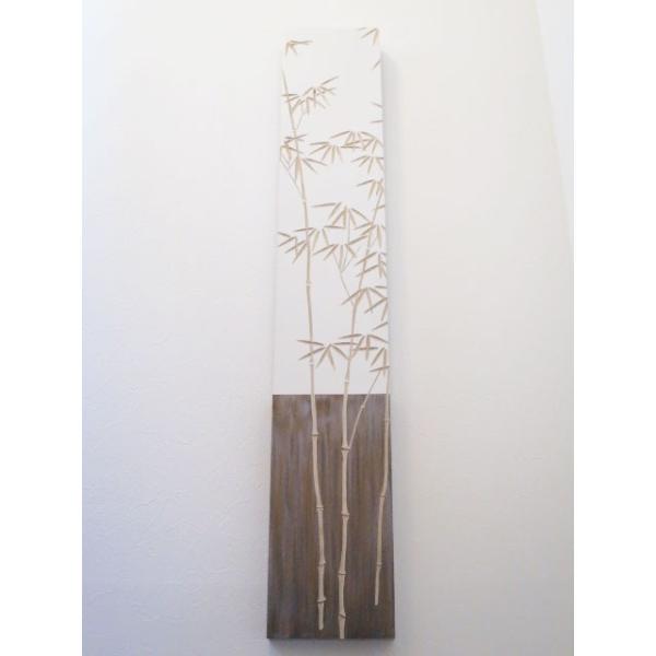 ハンドカービング＆ハンドブラッシュのコラボレーションアートです。ハンドカービングで繊細に施されたモチーフが人気のウッドスカルプチャー。下部３分の１にブラッシュされたボーダーラインをハンドペイントで描きました。細かい彫り込みから見える美しい木...