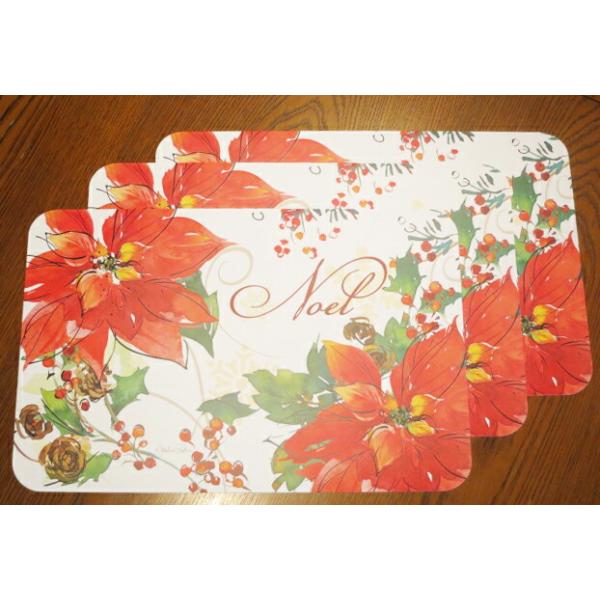 クリスマスシーズンにピッタリな柄のランチョンマット、同柄３枚セットです。汚れに強い素材なので、多少の食べこぼしなども簡単にふき取れます。リバーシブルデザインなので、ランチョンマット以外にもテーブルセンター的な敷物としてもお使いいただけます。...