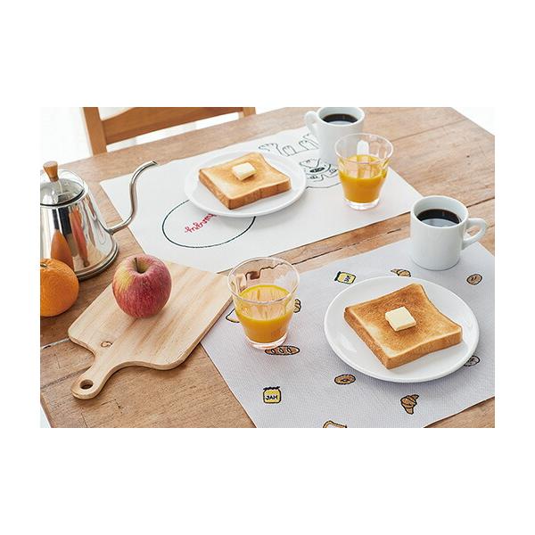 ＰＶＣ素材のランチョンマットです。サッと水洗い出来て洗濯いらずの扱いやすさが魅力。アクセントの刺繍が食卓にカジュアルさを添えてれます。汚れに強い素材なので、多少の食べこぼしなども簡単にふき取れます。ランチョンマット以外にもテーブルセンター的...