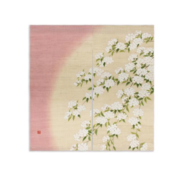 手毬のような白い花をつける小手毬は、４月から５月にかけて開花します。その枝垂れるように咲く優雅な花姿を丹念に描きました。のれんとしてだけでなく、ちょっとした目隠しやタペストリーのように飾るのも素敵。おしゃれな『和』のインテリアを演出します。...