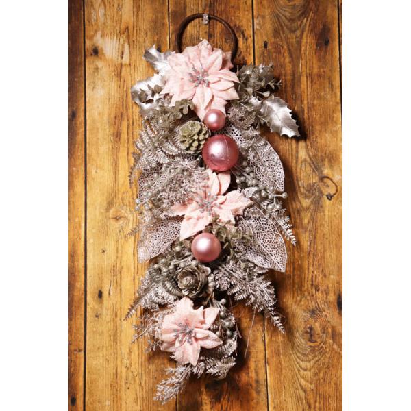 パステルピンクのポインセチアとシャンパンカラーのリーフを合わせた華やかなドアノブ飾りです。スワッグより一回り小さいサイズで、壁飾りやクリスマスリースとしても楽しめます。またスワッグは、ヨーロッパではリースと並んで魔除けや幸運を呼び込む飾りと...