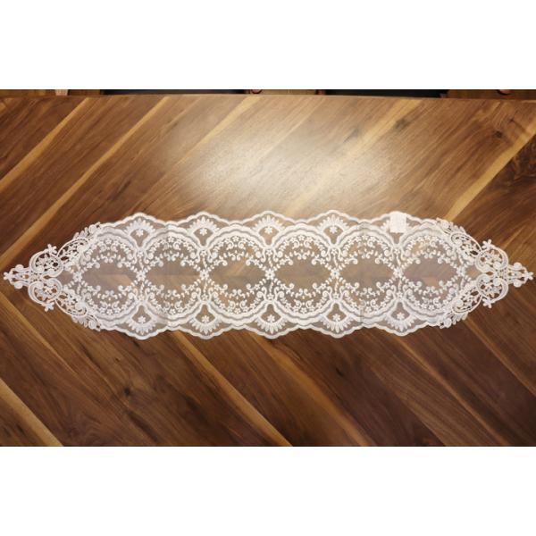 刺繍のデザインがオシャレなレースのトップクロスです。１枚でも使用できますが、テーブルクロスの上に重ねて使用しても素敵。インテリアの邪魔をせず、さり気なくアクセントになってくれます。テーブル以外にも、チェストやローボードにもおすすめです。※こ...