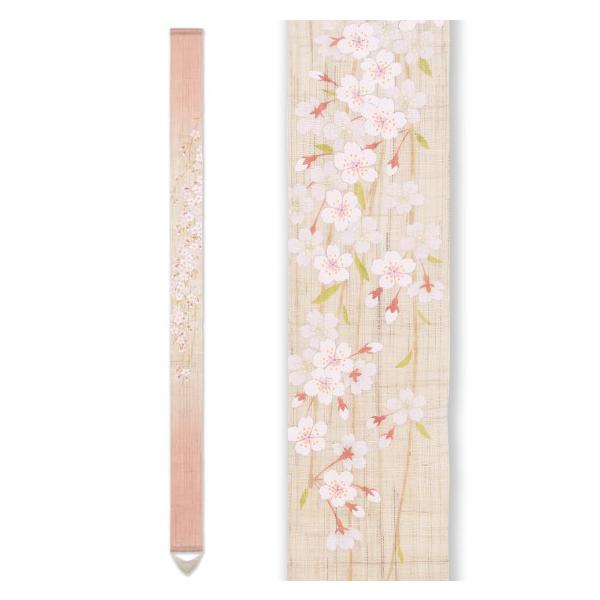 移り変わる季節に合わせて、暮らしに彩を飾る、幅１０センチのタペストリー。空間の余白を楽しむインテリア。それが「細タペ」です。「紅しだれ桜」は、柔らかく伸ばした枝に咲かせた薄紅のしだれ桜を、濃淡をつけた奥行きのある表現で手描きしました。しっか...