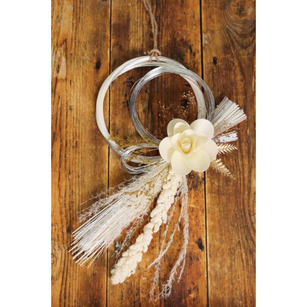 水引タイプのお正月飾りです。飾るだけできぶんは華やかになる素敵なデザイン。多様な生活様式にあわせ、和洋どちらにも合うドライテイストの飾りです。しめ縄やリースのようにドアに飾ったり、壁に掛けてお楽しみください。お正月の雰囲気にも華を添えてくれ...