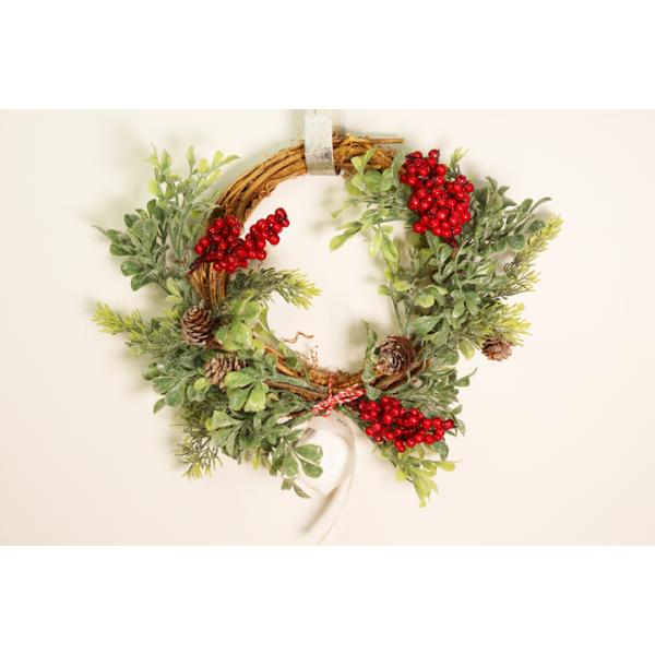 クリスマスシーンにぴったりな、オーナメント付きのクリスマスリースです。アーティシャルフラワーなのでお手入れも簡単。オーナメントは陶器製なので、お好きなアロマをつければディフューザーとしてもお使いいただけます。また取り外してクリスマスツリーや...