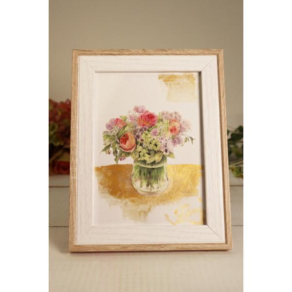 フラワーアレンジメントが描かれたアートフレームです。美しい花はもちろん、ガラスの花瓶の中の茎まできれいに描かれています。ゴールドの色をポイントで使用し、ゴージャスな雰囲気を作り出しています。手書きで描かれたゴールドの部分は作品ごとに違い、ふ...