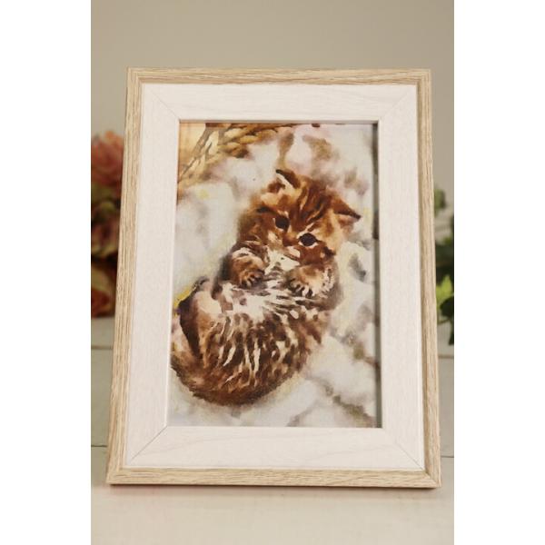 とってもかわいい子猫ちゃんが描かれたアートフレームです。愛らしい瞳は・・・キュンときちゃいます！ゴールドの色をポイントで使用し、ゴージャスな雰囲気を作り出しています。手書きで描かれたゴールドの部分は作品ごとに違い、ふたつとないハンドペイント...