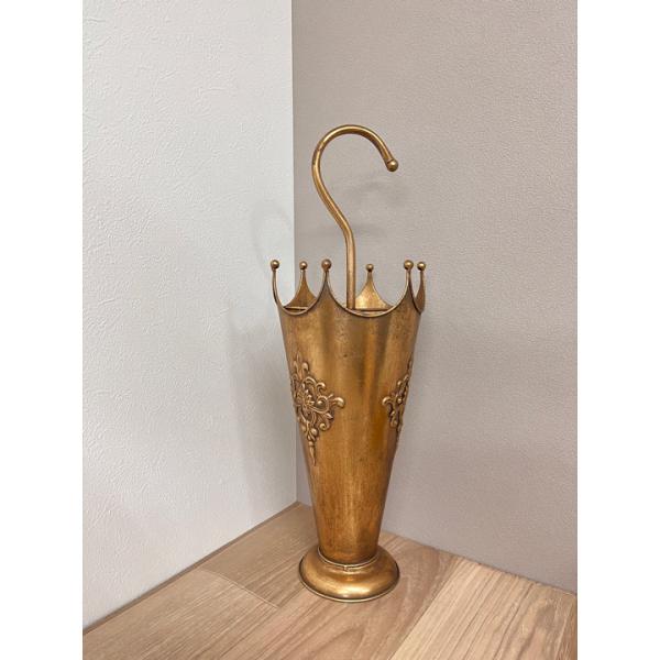 アンティーク調のデザインが特徴的な、傘の形をしたアイアン製の傘立てです。閉じた傘を逆さにしたような遊び心あふれるユニークなシルエット。上部のフック（持ち手）や、本体に施されたクラシカルな紋章のレリーフが、空間に上品なアクセントを加えます。落...