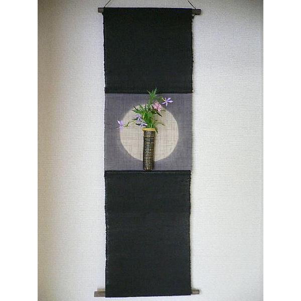 毎日お好みの花を飾ってみませんか？水差し（プラ）付きの一輪挿しタペストリーです。幾何学柄なので和室洋室問わず、また場所も選ばず廊下のちょっとしたスペースなどいろいろなシーンで飾っていただけます。円窓は、一輪の花を生けてもグリーンを飾ってもと...