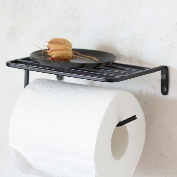 サイズ：約12*6*高さ3.5cm重さ：約135g素材：アイアン・取付ネジ4本付ご注意下さい・鉄部の錆びや溶接跡、歪み、凹凸等が見られます。　　ハンドクラフト性が高い　商品特性としてご理解くださいませ。トイレットペーパーホルダー アイアン ...