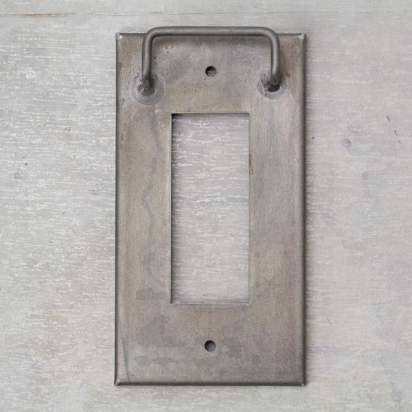 サイズ幅:約7cm*奥行:約2.3cm*高さ:約13cm材質:アイアン商品説明鉄素材の雰囲気をそのまま残したラフな作りとなります。錆び、加工跡などが見られます。電源周りの作業になりますので取り付けの際は配線部分にドライバーが触れないようご注...