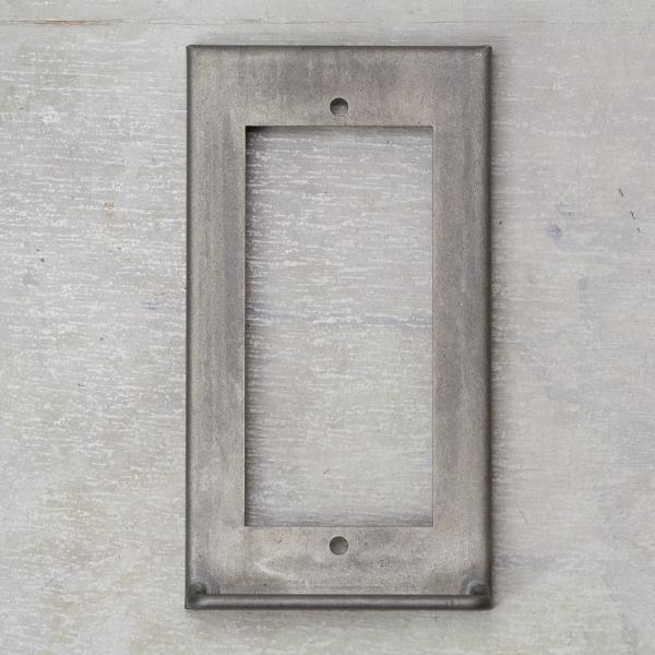 サイズ幅:約7cm*奥行:約2.4cm*高さ:約13cm材質:アイアン商品説明鉄素材の雰囲気をそのまま残したラフな作りとなります。錆び、加工跡などが見られます。電源周りの作業になりますので取り付けの際は配線部分にドライバーが触れないようご注...