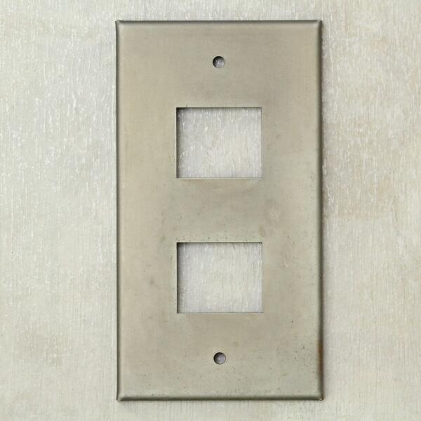 サイズ幅:約7cm*奥行:約0.7cm*高さ:約13cm材質:アイアン商品説明鉄素材の雰囲気をそのまま残したラフな作りとなります。錆び、加工跡などが見られます。電源周りの作業になりますので取り付けの際は配線部分にドライバーが触れないようご注...