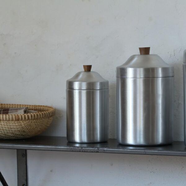 サイズ φ:約9cm*高さ:約16.5cm重さ:約165g材質：アルミニウム、アカシア商品説明 ハンドクラフト商品の為、サイズ・形のバラつきや加工跡、細かなキズやすれ跡などが見られます素材の特性上、濡れたものを入れたり、水気・湿気の多い場所...