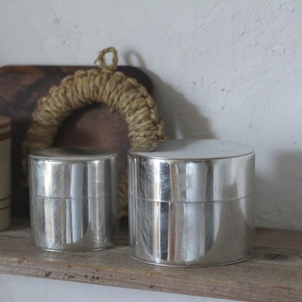 サイズφ:約10.5cm*高さ:約9cm素材:ブリキ重さ:約135ｇ・本製品は素材をそのまま楽しんで頂く為錆止め加工を一切しておりません。その為つなぎ目部などが錆びやすくなっておりますのであらかじめご了承下さいませ。・洗った場合は乾いた布で...