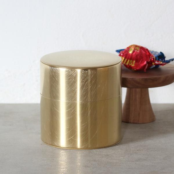 サイズφ約7.5cm*高さ:約8cm素材:真鍮重さ:約95g本製品は素材をそのまま楽しんで頂く為錆止め加工を一切しておりません。その為つなぎ目部などが錆びやすくなっておりますのであらかじめご了承下さいませ。・洗った場合は乾いた布で拭き取った...