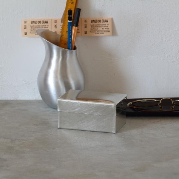 サイズ幅:約9.6cm*奥行:約6.5cm*高さ:約5cm素材:ブリキ重さ:約65ｇ・本製品は素材をそのまま楽しんで頂く為錆止め加工を一切しておりません。その為つなぎ目部などが錆びやすくなっておりますのであらかじめご了承下さいませ。・洗った...