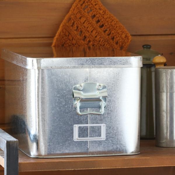 サイズ約36cm*奥行:約25cm*高さ:約21cm素材:トタン※蓋は、「かぶせる」といった状態で密閉性はございません※日本製 米びつ トタン 収納 ボックス ふた付き おしゃれ レトロ 15kg 日本製 松野屋 インテリア