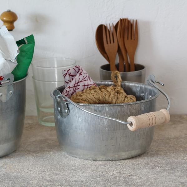 サイズ約φ17.5cm＊高さ10cm重さ:約265g材質:トタン歪み、加工跡等が見られる場合がございます。豆バケツ トタン おしゃれ  小さい 小さめ 小物入れ 収納 日本製 S 松野屋