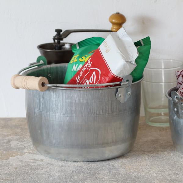 サイズ:約φ20cm＊高さ13cm重さ:約370g材質:トタン歪み、加工跡等が見られる場合がございます。●トタン素材の懐かしい雰囲気、使い込むうちに生活に馴染むと思います。根菜類を入れたり、ワインクーラーにしたり、園芸のアレンジにも。木の取...