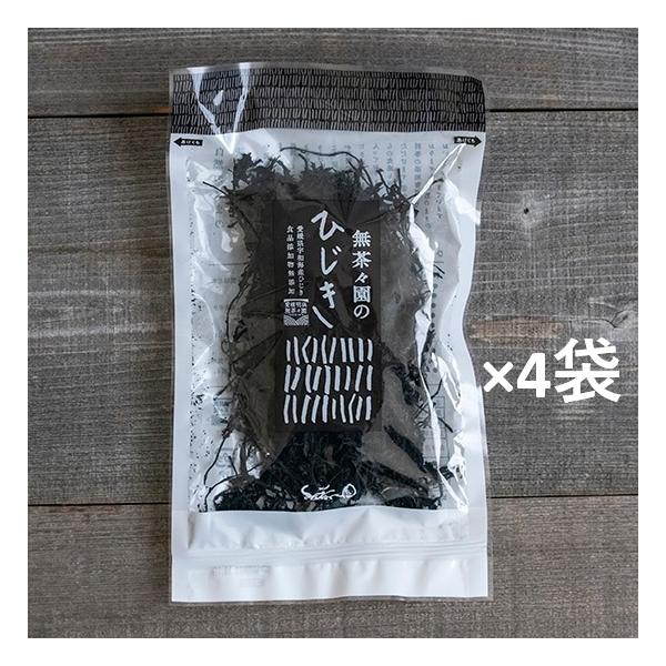 ひじき漁が行われるのは3〜5月にかけて。干満の差が大きくなる大潮の日の前後の干潮時に、磯に生えているひじきを手作業で刈り取ります。まだまだ水温の上がり切らない春先に足を海に着け、腰をかがめ1本1本刈り取り、水を含んだ重いひじきを運び茹で上げ...