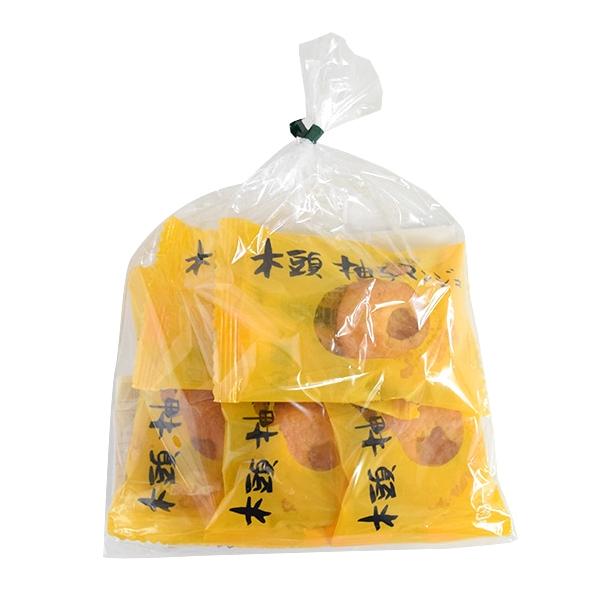 フランス菓子のブランマンジェからヒントを得て、木頭柚子とバターの風味豊かな洋菓子に焼き上げました。柚子は、地元の契約農家さんが育てた無農薬栽培の木頭柚子。他の材料も国産小麦や、安心飼育のたまご、粗製糖など、厳選した素材で、心を込めて焼き上げ...