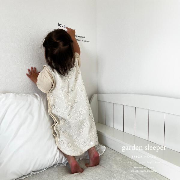 garden flower sleeperゴージャスな刺繍が控え目カラーで品よく可憐に仕上がりました。裏面はダブルガーゼで肌触りもよく快適に過ごせます。前見頃と後身頃が完全に取り外しができますので、ねんねした後でもお着替えがしやすいデザイン...
