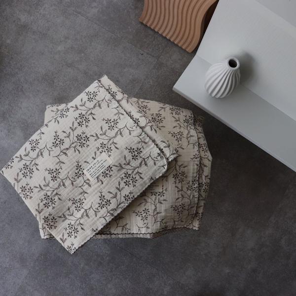 ***・素材：ガーゼコットン・サイズ：約70×85cm（素材の性質により若干の誤差が生じます）***表面は２重、裏面は2重ガーゼを合わせた品のあるブランケットです。ガーゼ素材で使い込むほどにやわらかく優しい肌触りに。コットン１００％でご出産...