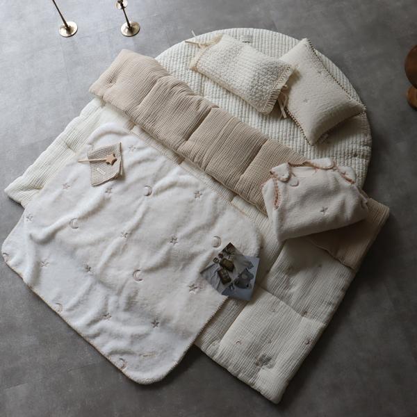 星と月の刺繍がかわいい、３重ガーゼでふんわり綿を挟んだガーゼコンフォーターです。繊細なガーゼと、刺繍がかわいらしい柔らかいふんわりお布団。正方形に近いので下に敷いてゴロゴロするにもOKです。※掛け布団単品のみの販売です。ブランケット、NAP...