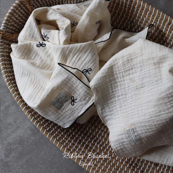 new Ribbon triple gauze blanket S-size（2色）※こちらはSサイズです。人気のリボン柄をモチーフにしたトリプルガーゼのブランケット。たくさんのリボンが気分もあげてくれます。使用しているダブルガーゼ素材は軽...
