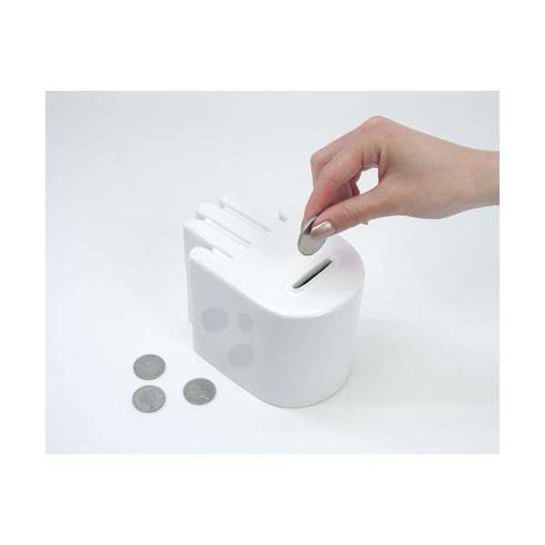 手の形をした磁器製の貯金箱です。お金が「手」に入る縁起のよい一品です。