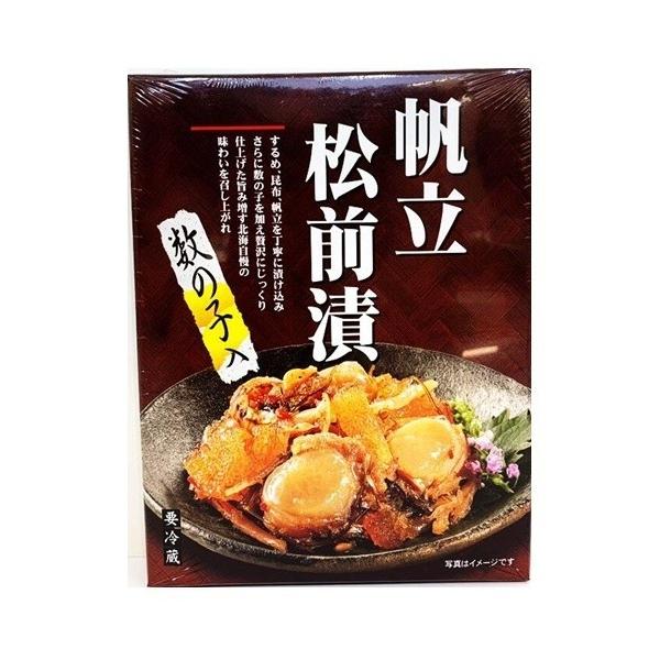 『松前漬とは、北海道道南に位置する松前の名産である昆布、スルメを漬け込んだものと伝えられ、その後磯の風味を引きたてる数の子をいれたり年々改良が加えられてきました。こちらの松前漬は旨味を更に増す帆立を加え、じっくりと漬け込んで仕上げています。...