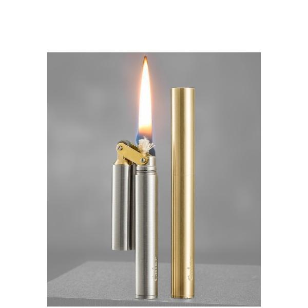 くるくる回る小型のオイルライターです。レギュラーサイズのたばこ１本と同様のサイズです。※輸送上の問題で、オイルは入っていません。発送に関しましては、簡易梱包で東京都より定形外郵便にてお送りいたします。